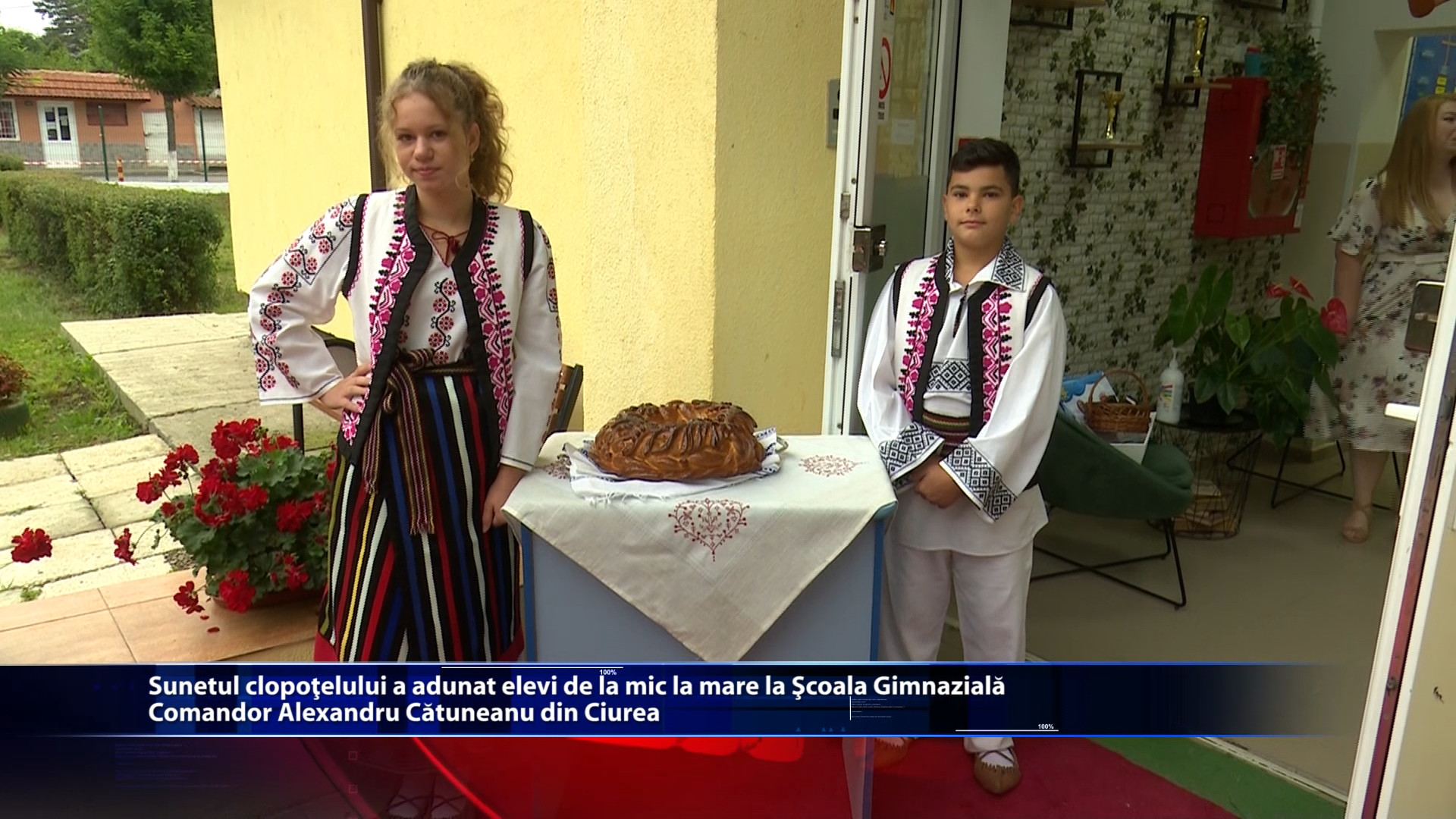 Sunetul clopotelului a adunat elevi de la mic la mare la Scoala ...